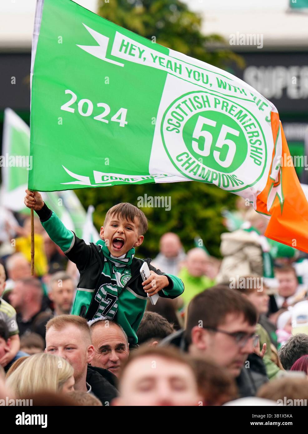 Celtic fans celebrate victory in the Scottish Premiership outside ...