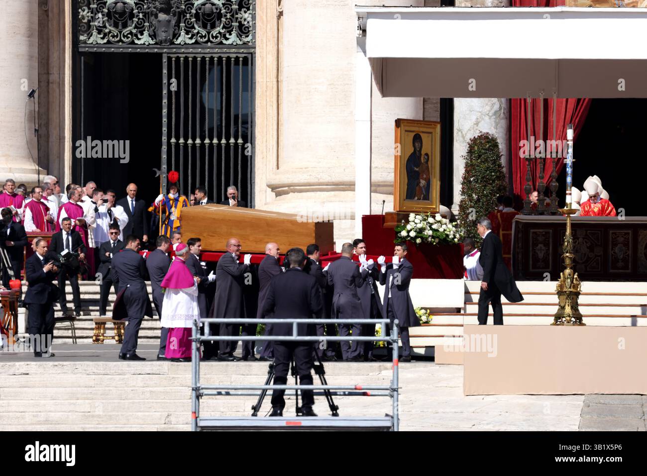 **NO LIBRI** VATICAN CITY, VATICAN - APRIL¬†26: Pallbearers carry the ...