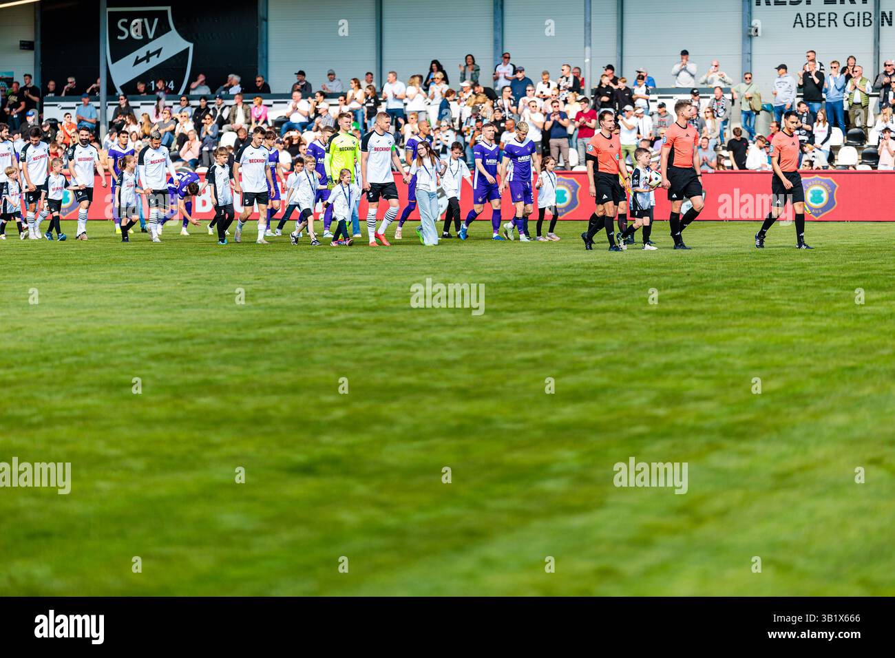 Verl, Deutschland. 26th Apr, 2025. Einlaufen der Mannschaften GER, SC ...