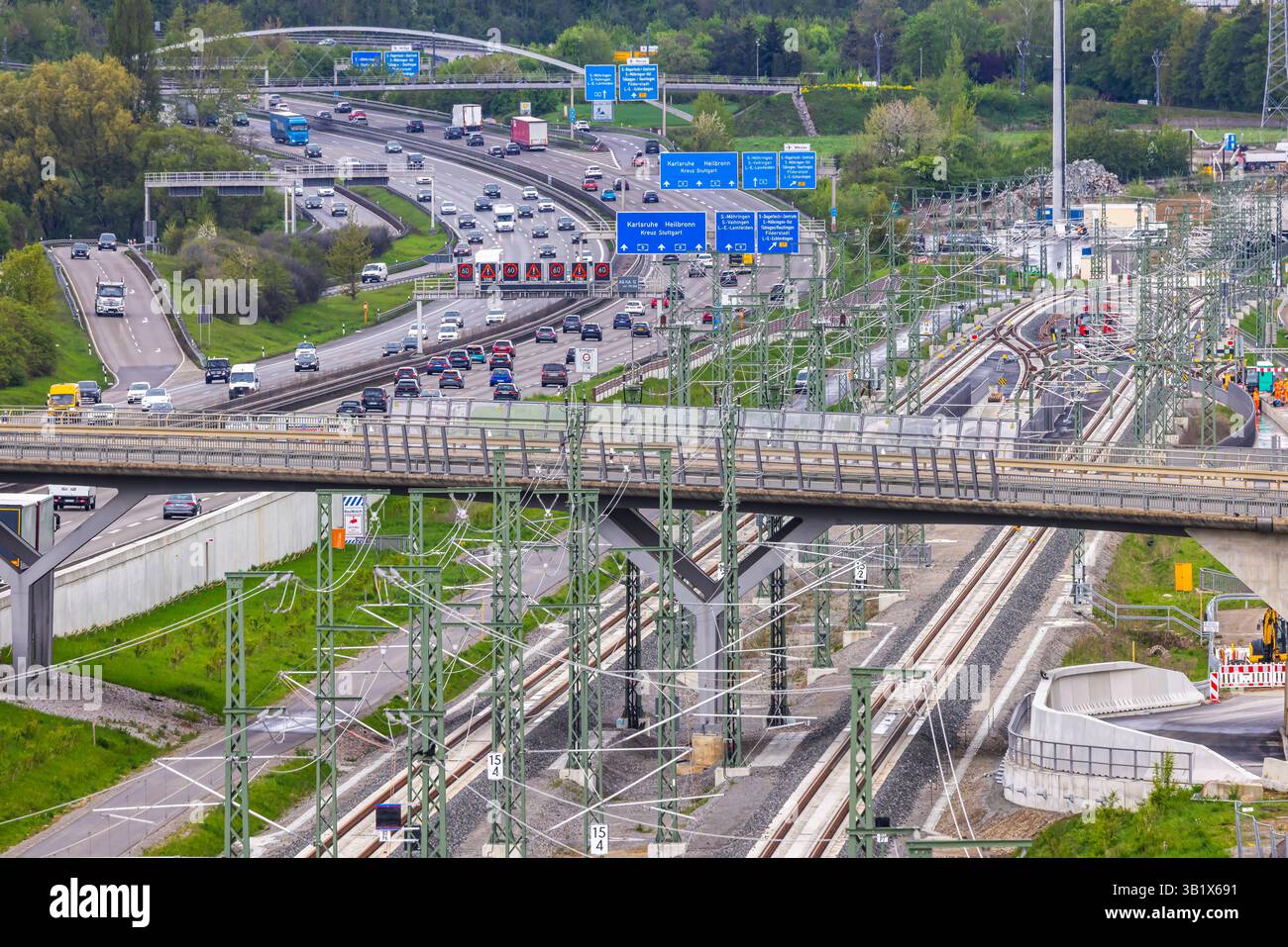 Autobahn A8 bei Stuttgart. Schilderbrücke über die Fahrbahnen ...