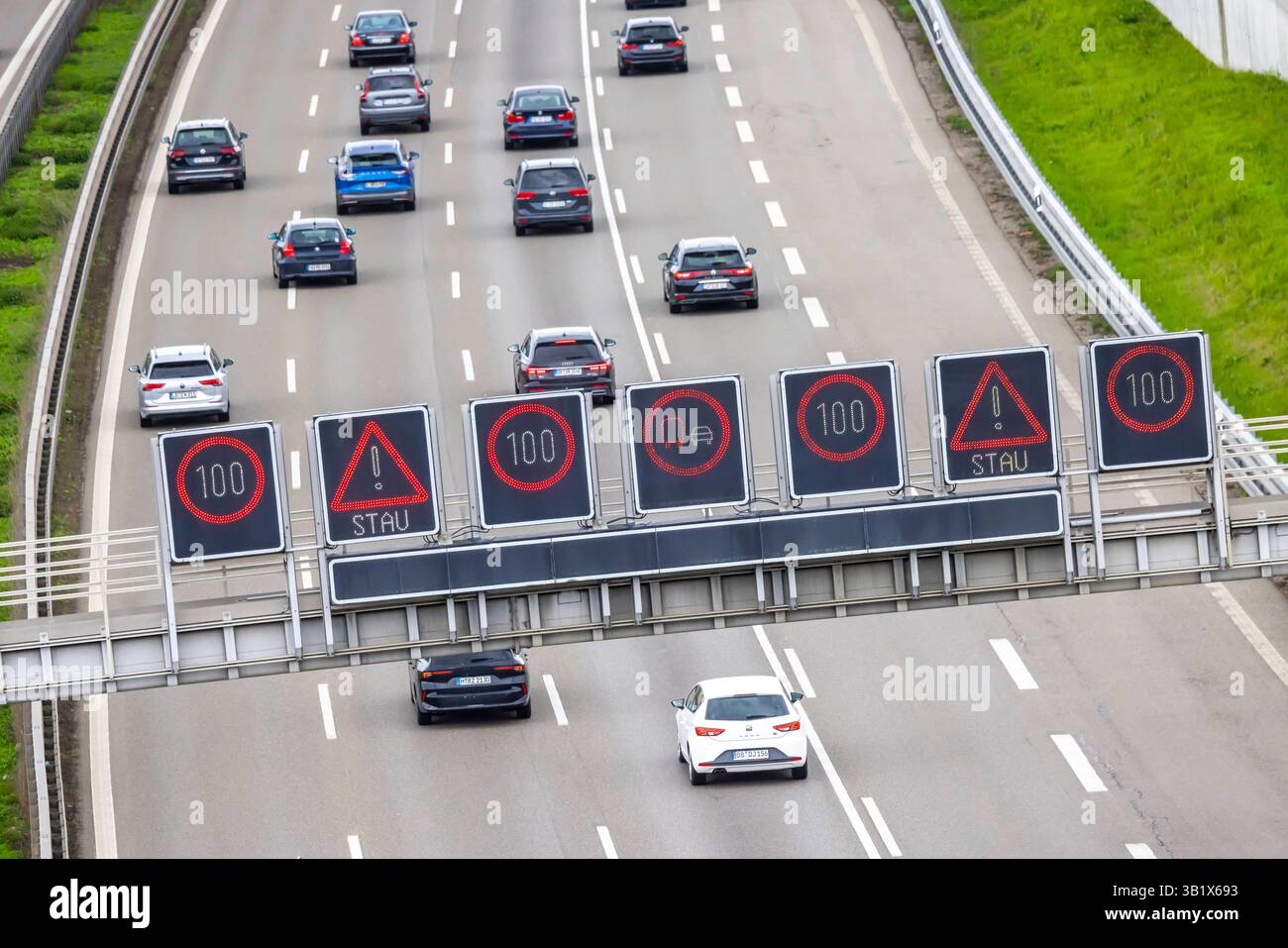 Autobahn A8 bei Stuttgart. Schilderbrücke über die Fahrbahnen mit ...