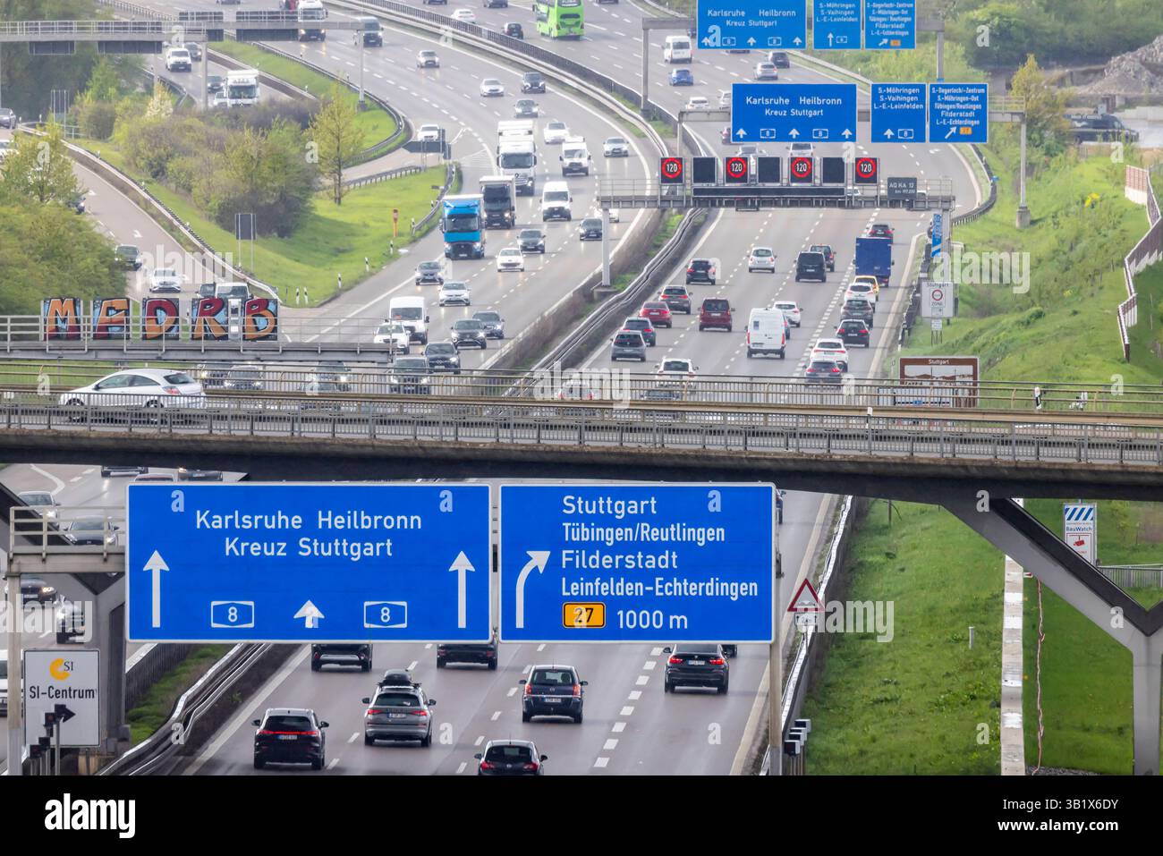 Autobahn A8 bei Stuttgart. Schilderbrücke über die Fahrbahnen mit dem ...