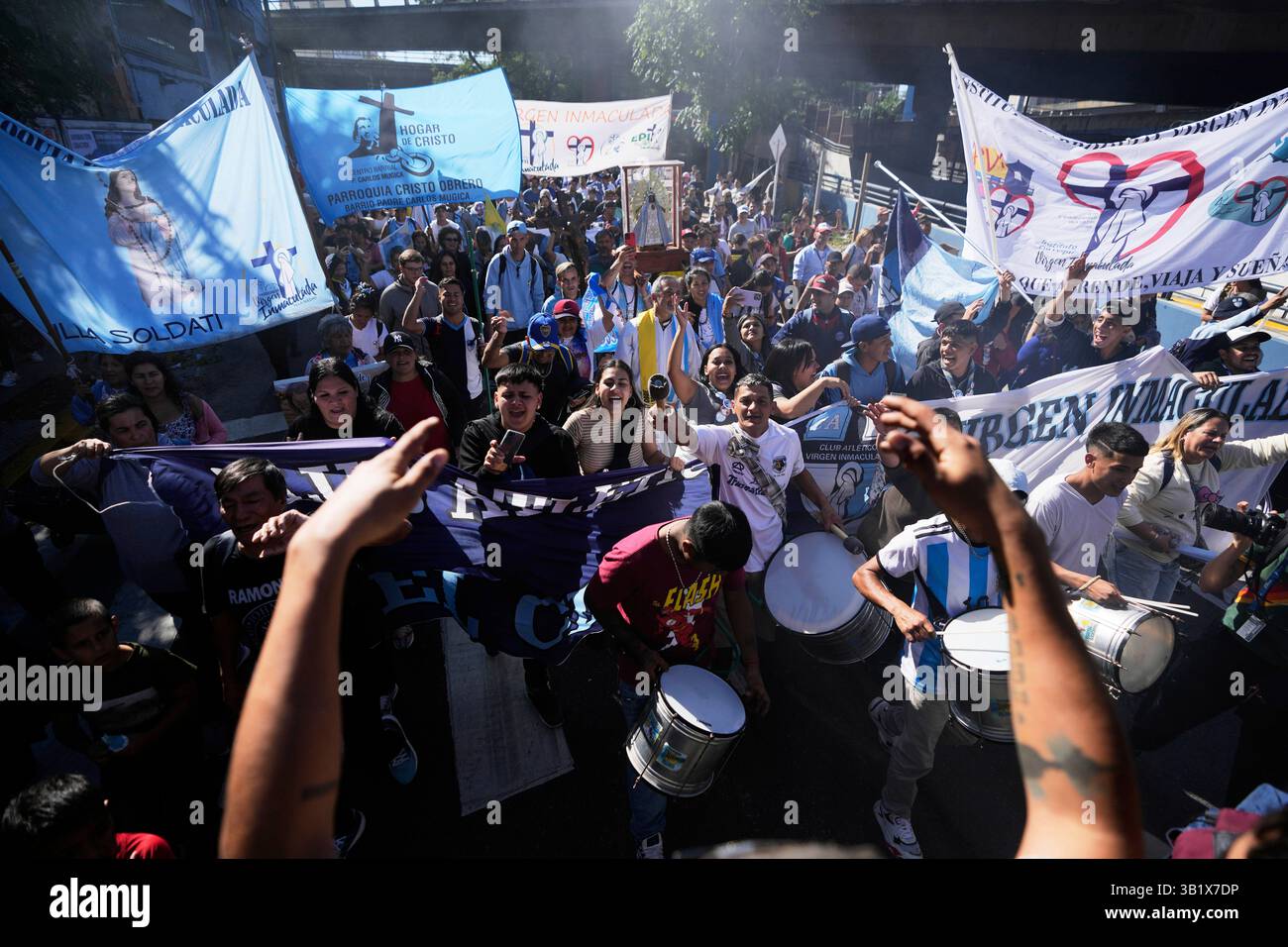 Mourners pay tribute to the late Pope Francis as they caravan through ...