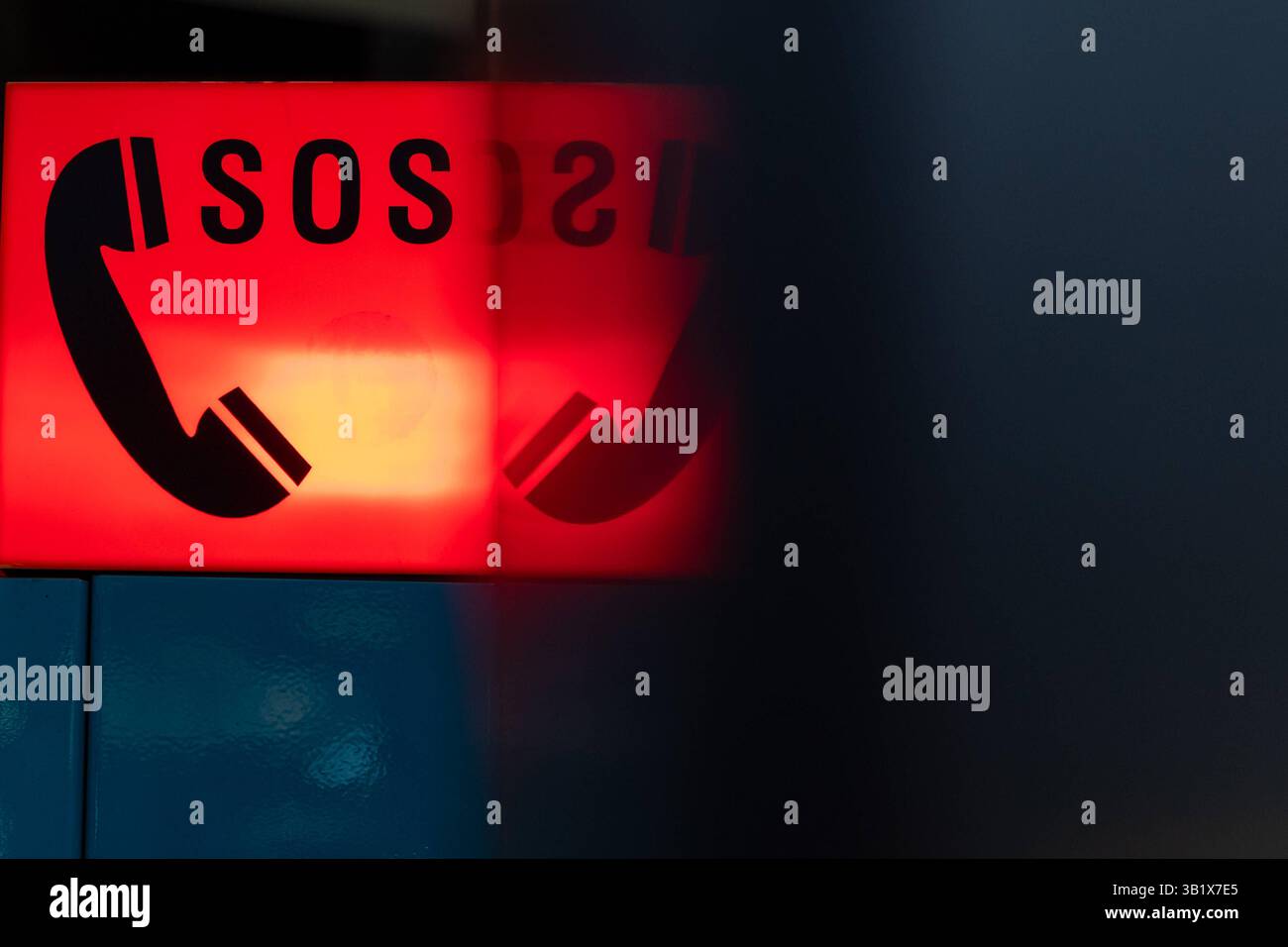 Leuchtendes SOS-Notrufsymbol an einer Notrufsäule 25.04.25, Frankfurt ...