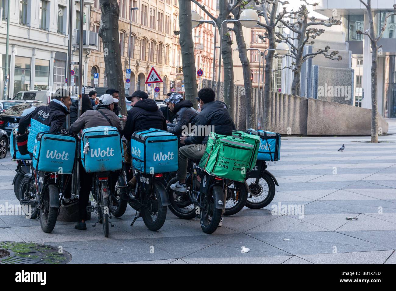 Essenslieferanten von Wolt und Uber Eats auf Fahrrädern in Frankfurt 25.04.25, Frankfurt ...