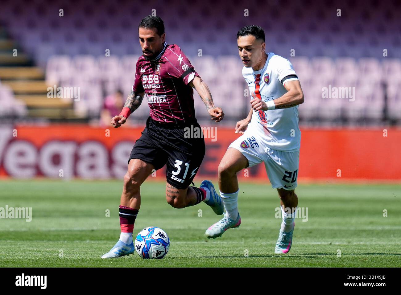 Daniele Verde of US Salernitana during the Serie BKT match between US ...