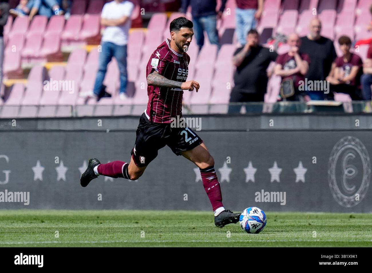 Roberto Soriano of US Salernitana during the Serie BKT match between US ...