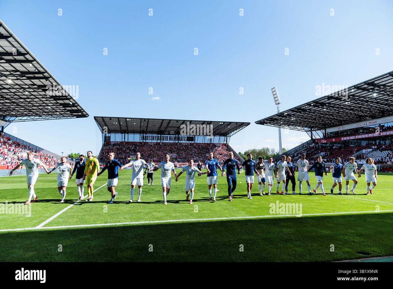 Essen, Deutschland. 26th Apr, 2025. Die Spieler des 1. FC Saarbr?cken ...