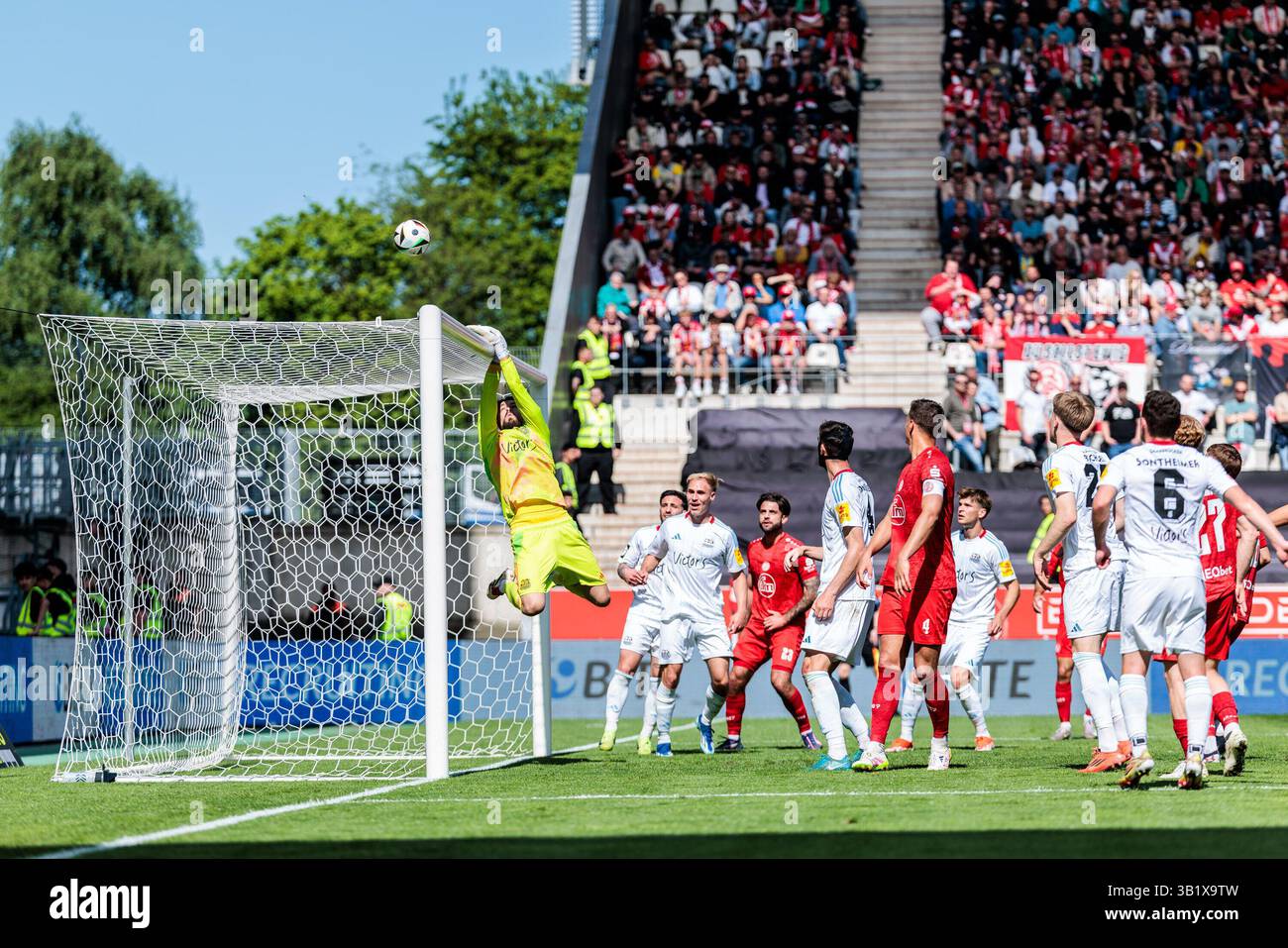 Essen, Deutschland. 26th Apr, 2025. Phillip Menzel (1. FC Saarbr?cken, 13) lenkt den Ball ?ber ...