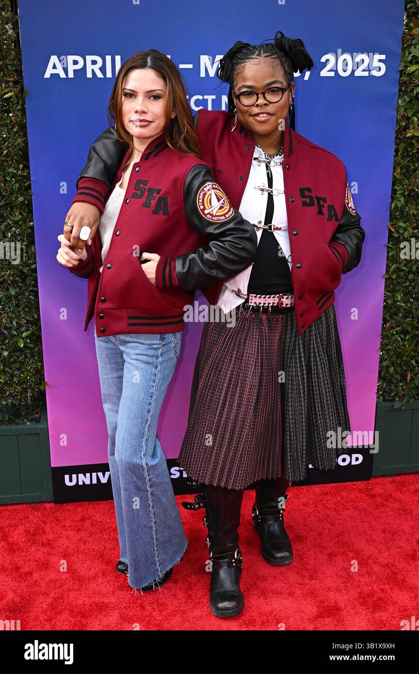 Bella Shepard und Kerrice Brooks bei der Eröffnung der Universal Fan ...