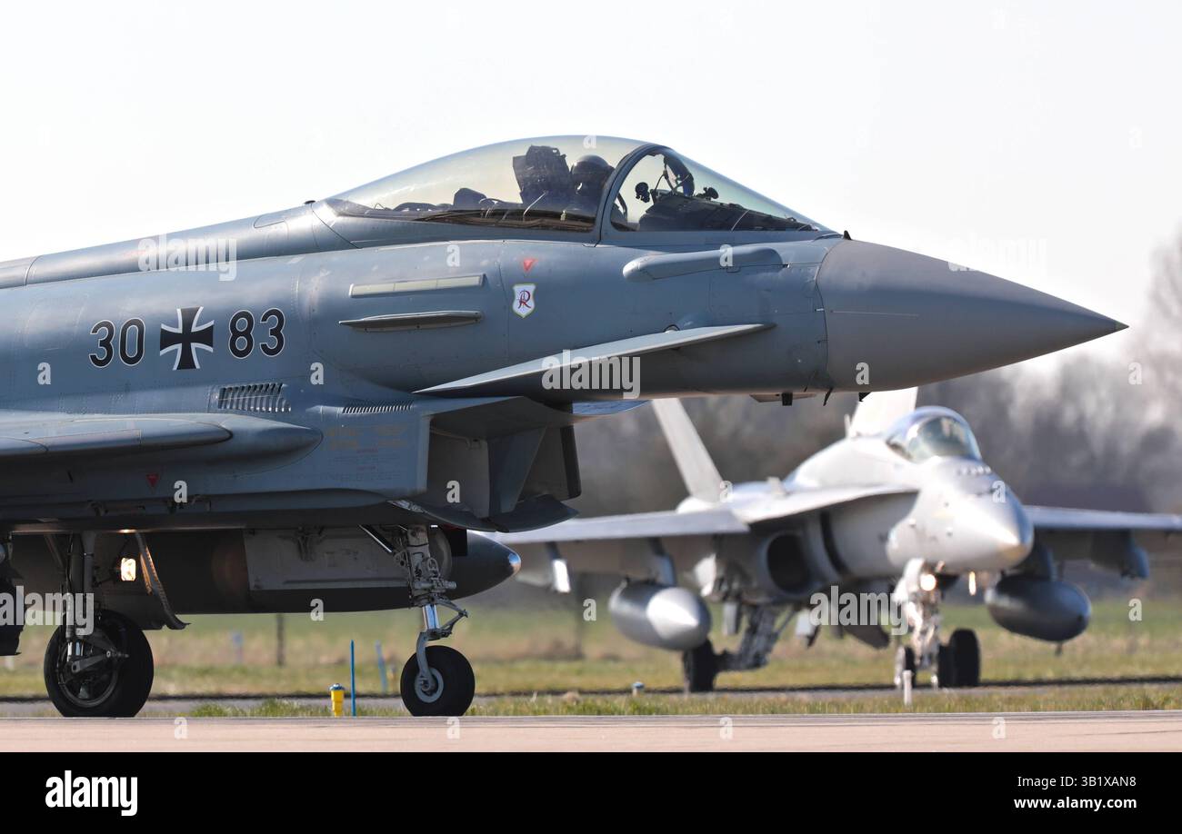 Ein Eurofighter der deutschen Luftwaffe und eine FA-18 Hornet der ...