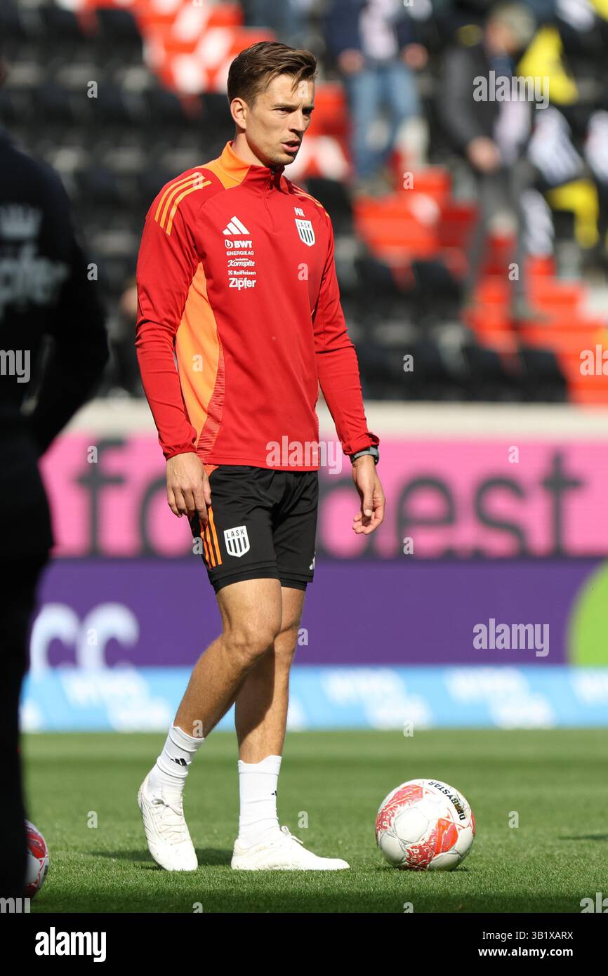 Linz, Austria. 26th Apr, 2025. LINZ, AUSTRIA - APRIL 26: head coach ...