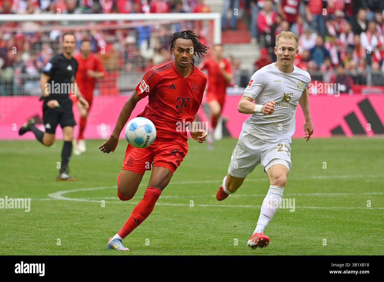 Munich, Deutschland. 26th Apr, 2025. Jonah KUSI-ASARE (FC Bayern Munich), action, duels versus ...