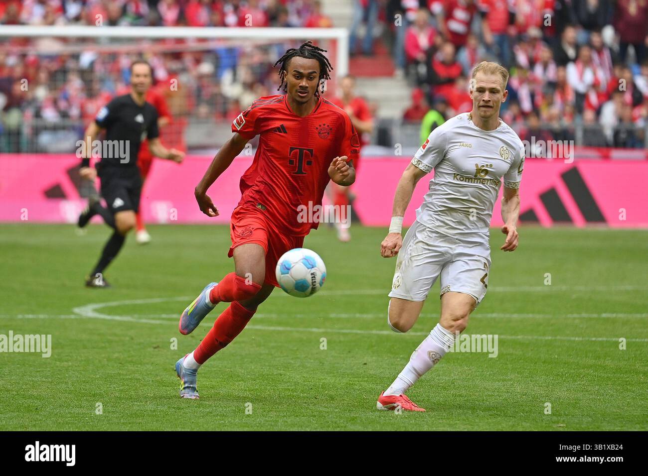 Munich, Deutschland. 26th Apr, 2025. Jonah KUSI-ASARE (FC Bayern Munich), action, duels versus ...