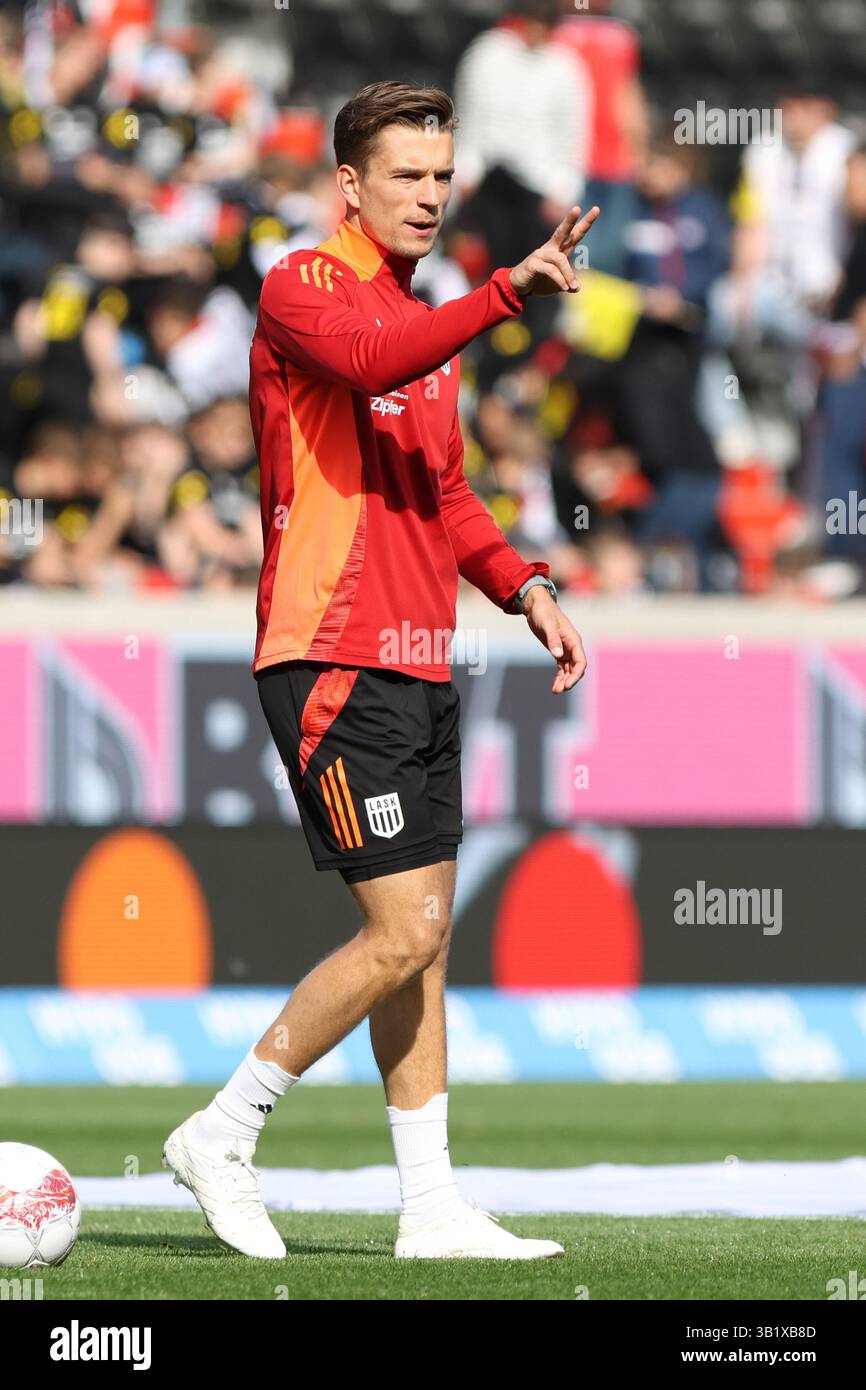 Linz, Austria. 26th Apr, 2025. LINZ, AUSTRIA - APRIL 26: head coach ...