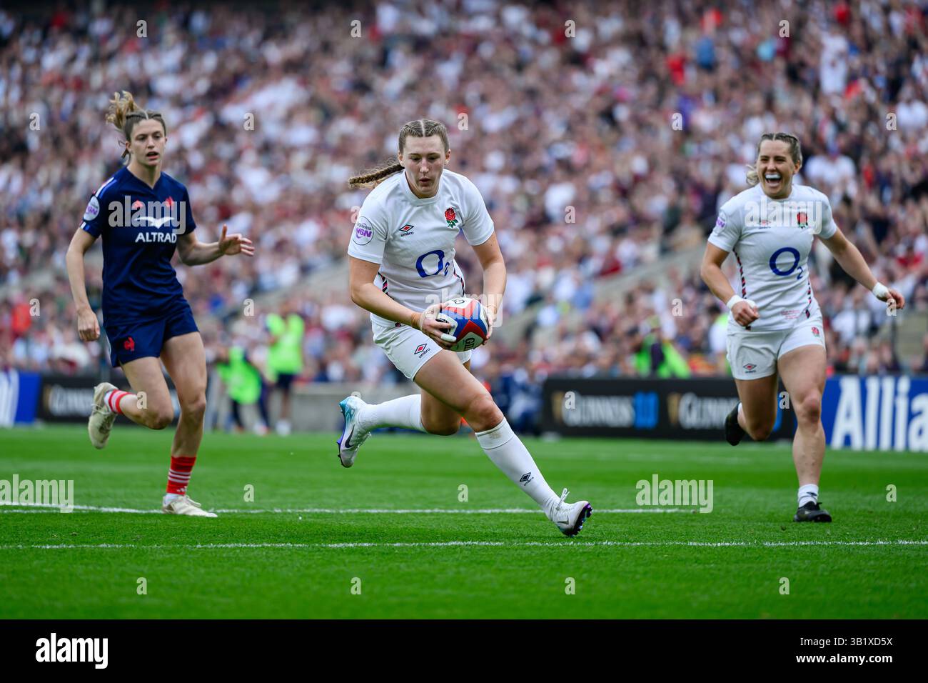 LONDON, UNITED KINGDOM. 26, Apr 25. Emma Sing of England Women (centre ...