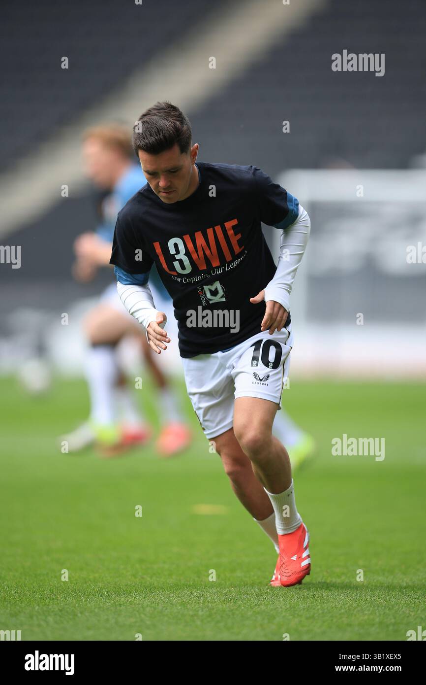 Milton Keynes Dons Midfielder Liam Kelly (10) Warms Up before kick-off ...