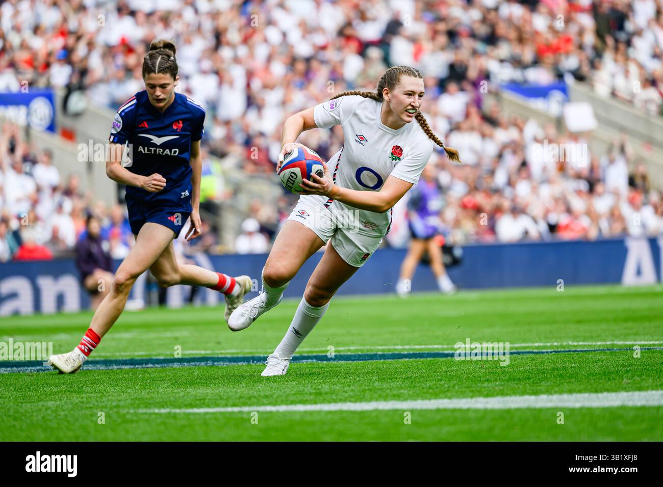 LONDON, UNITED KINGDOM. 26, Apr 25. Emma Sing of England Women (centre ...