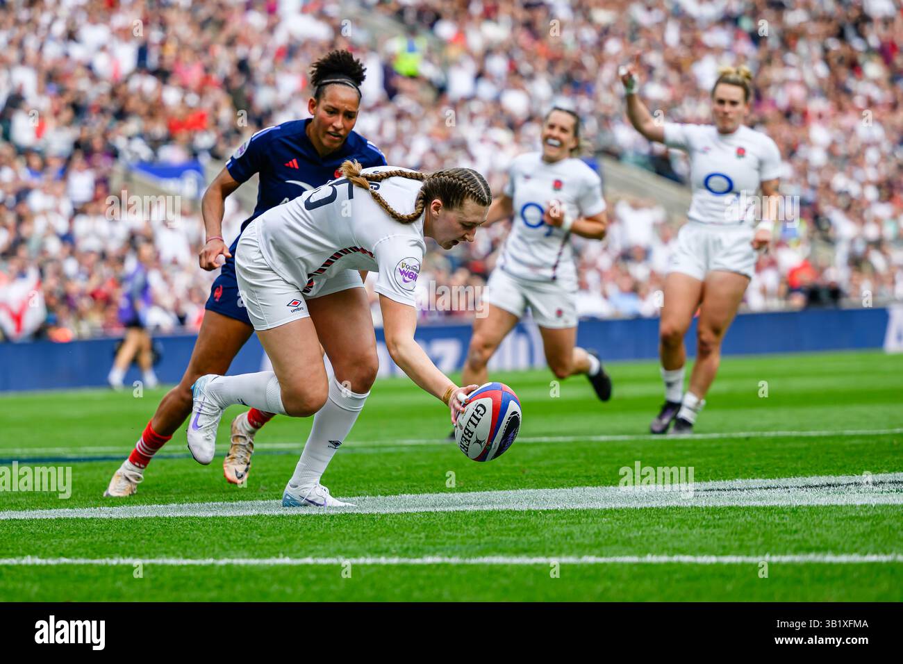 LONDON, UNITED KINGDOM. 26, Apr 25. Emma Sing of England Women (centre ...