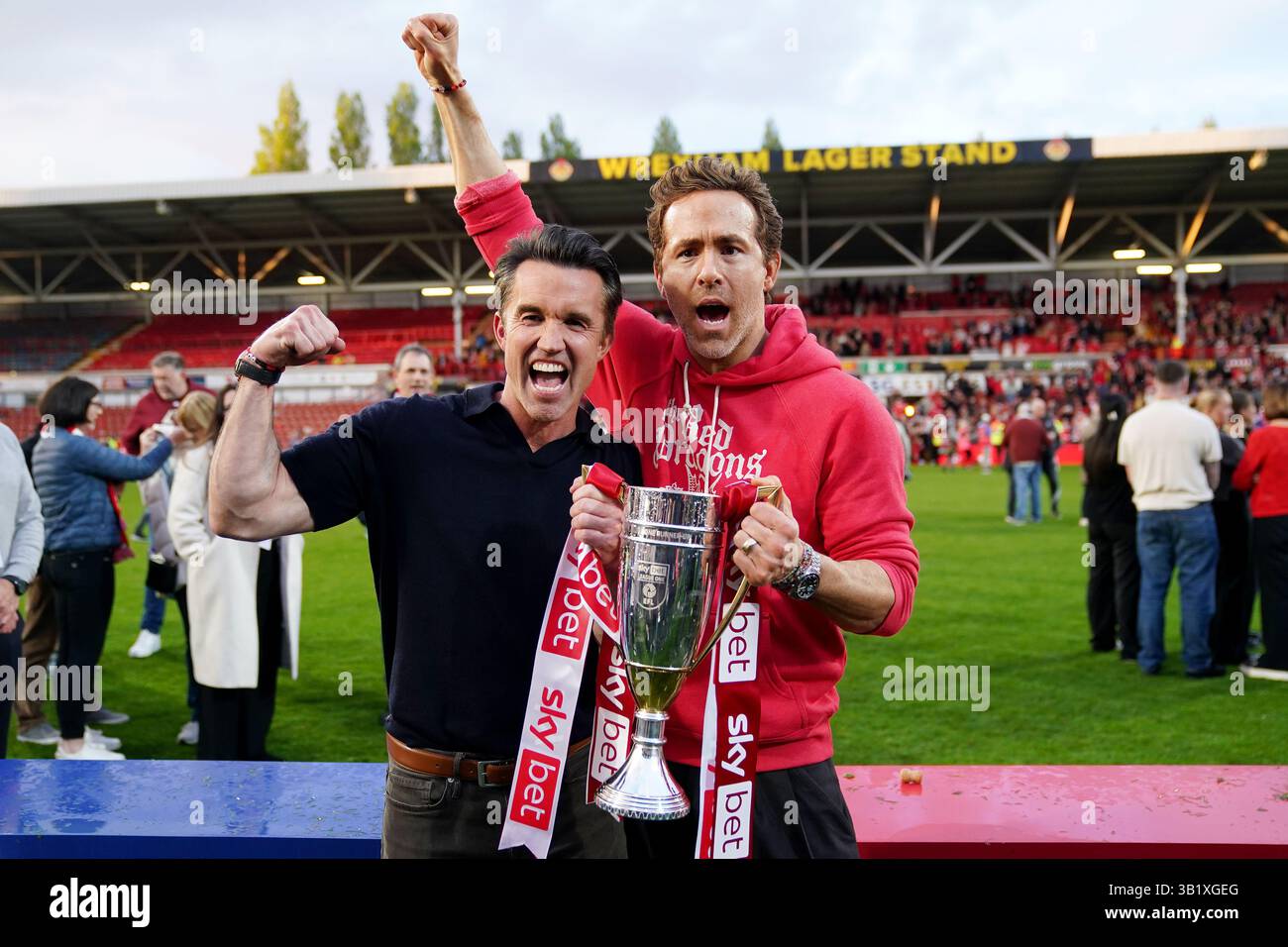 Wrexham co-owners Ryan Reynolds (right) and Rob McElhenney celebrate ...