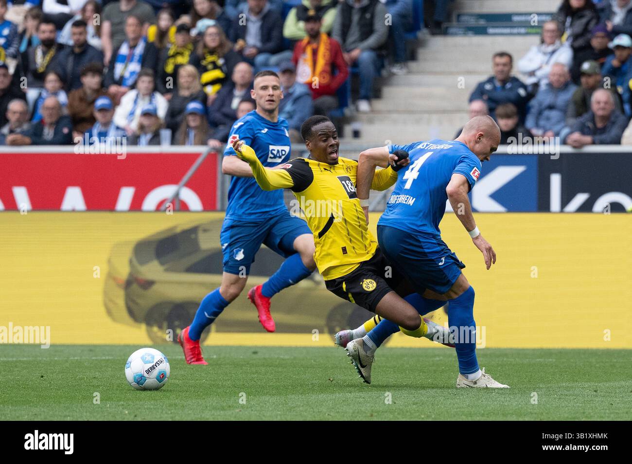 Sinsheim, Deutschland. 26th Apr, 2025. v. li. im Zweikampf Jamie Gittens (Borussia Dortmund, #43 ...
