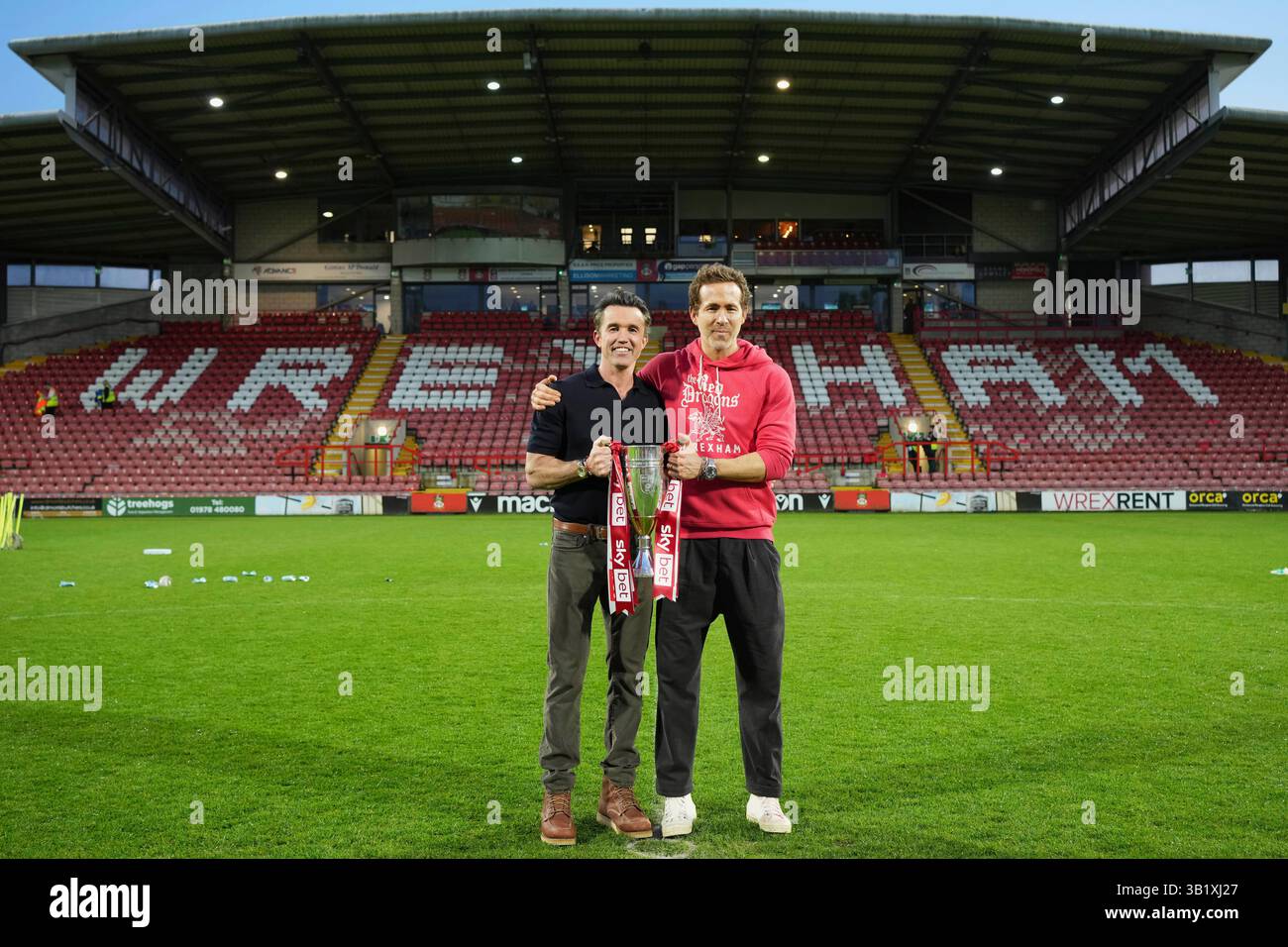 Wrexham co-owners Rob McElhenney, left, and Ryan Reynolds pose with ...