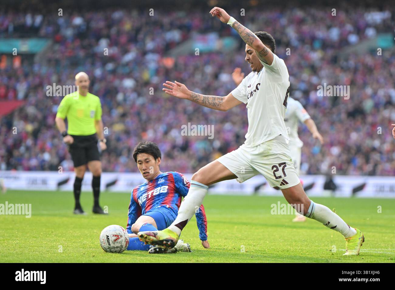 Morgan Rogers (27 Aston villa) challenged by Daichi Kamada (18 Crystal ...
