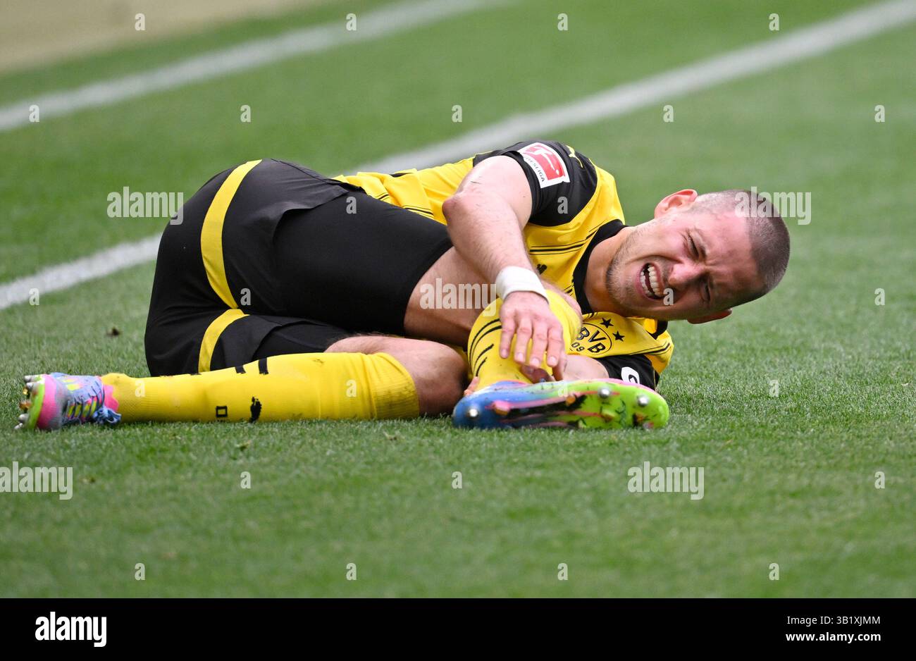 Sinsheim, Deutschland. 26th Apr, 2025. Waldemar Anton Borussia Dortmund BVB (03) verletzt ...