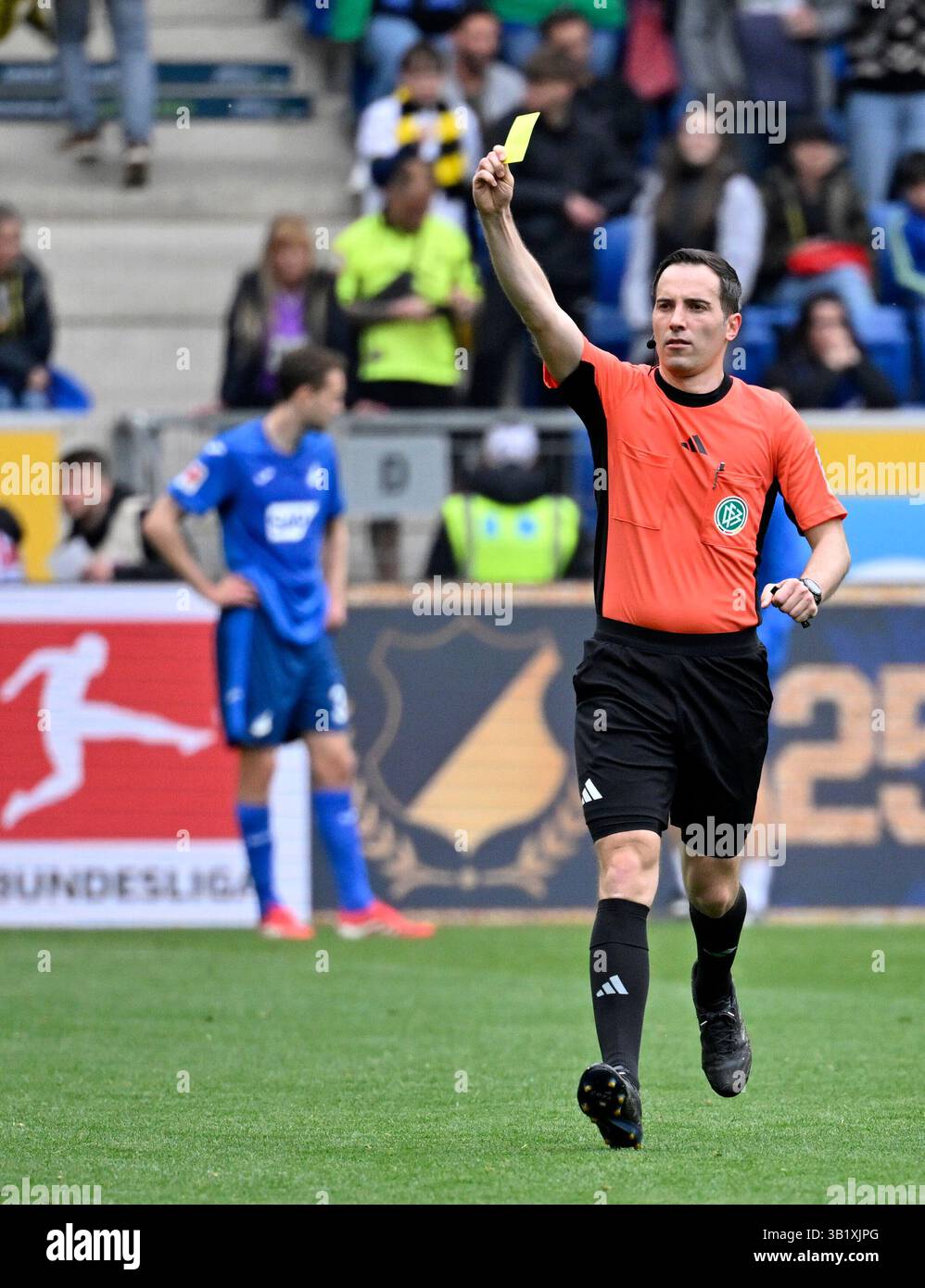 Sinsheim, Deutschland. 26th Apr, 2025. Schiedsrichter Referee Benjamin ...
