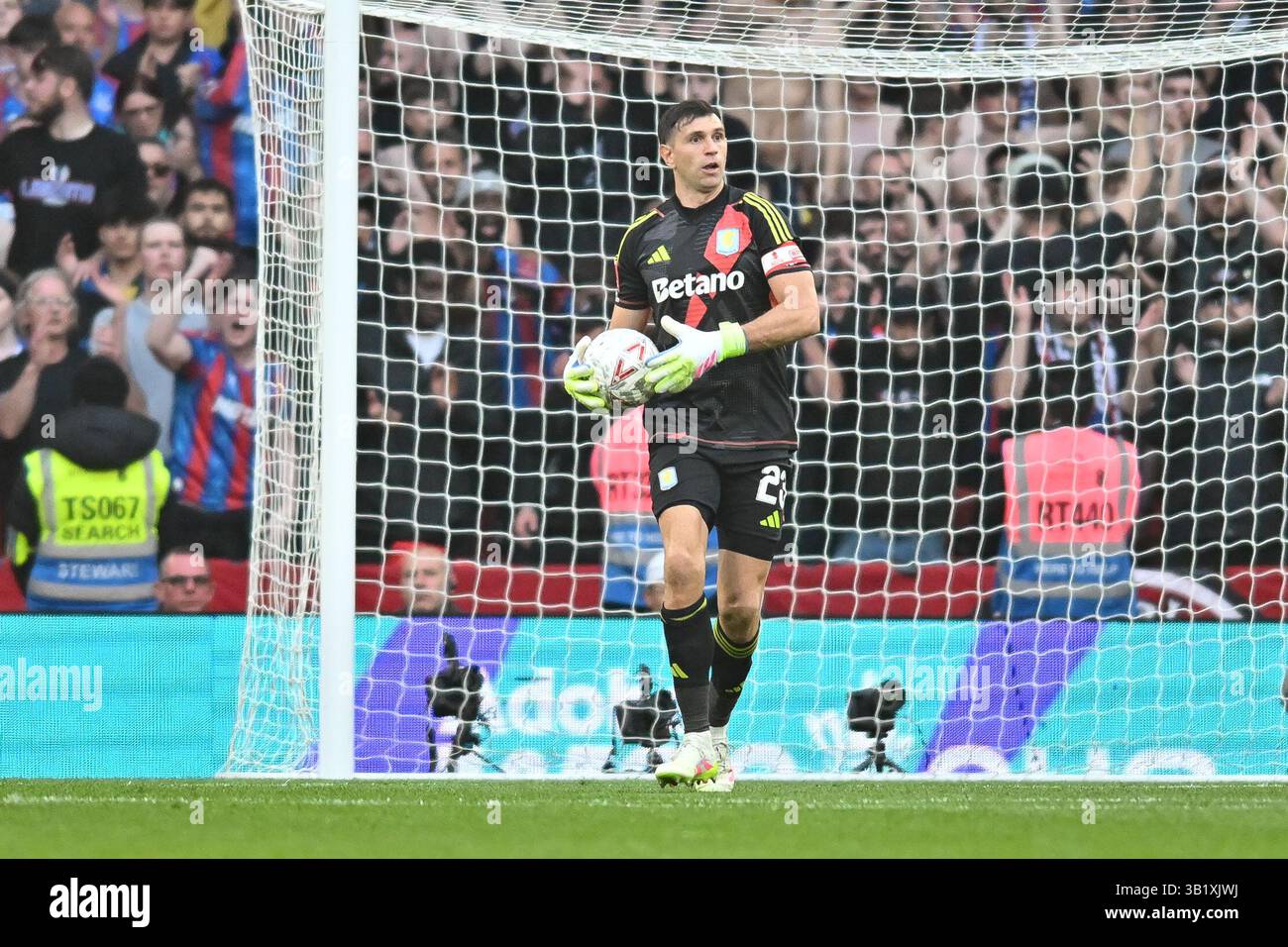 Goalkeeper Emiliano Martinez (23 Aston Villa) during the Emirates FA ...