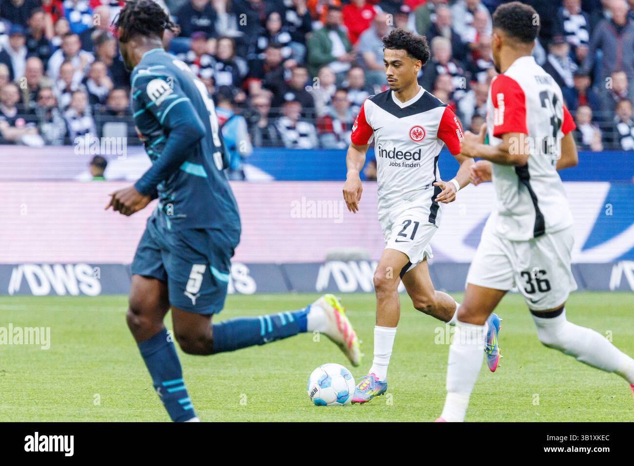 Nathaniel Brown (Eintracht Frankfurt #21) mit Ball marschiert Richtung ...
