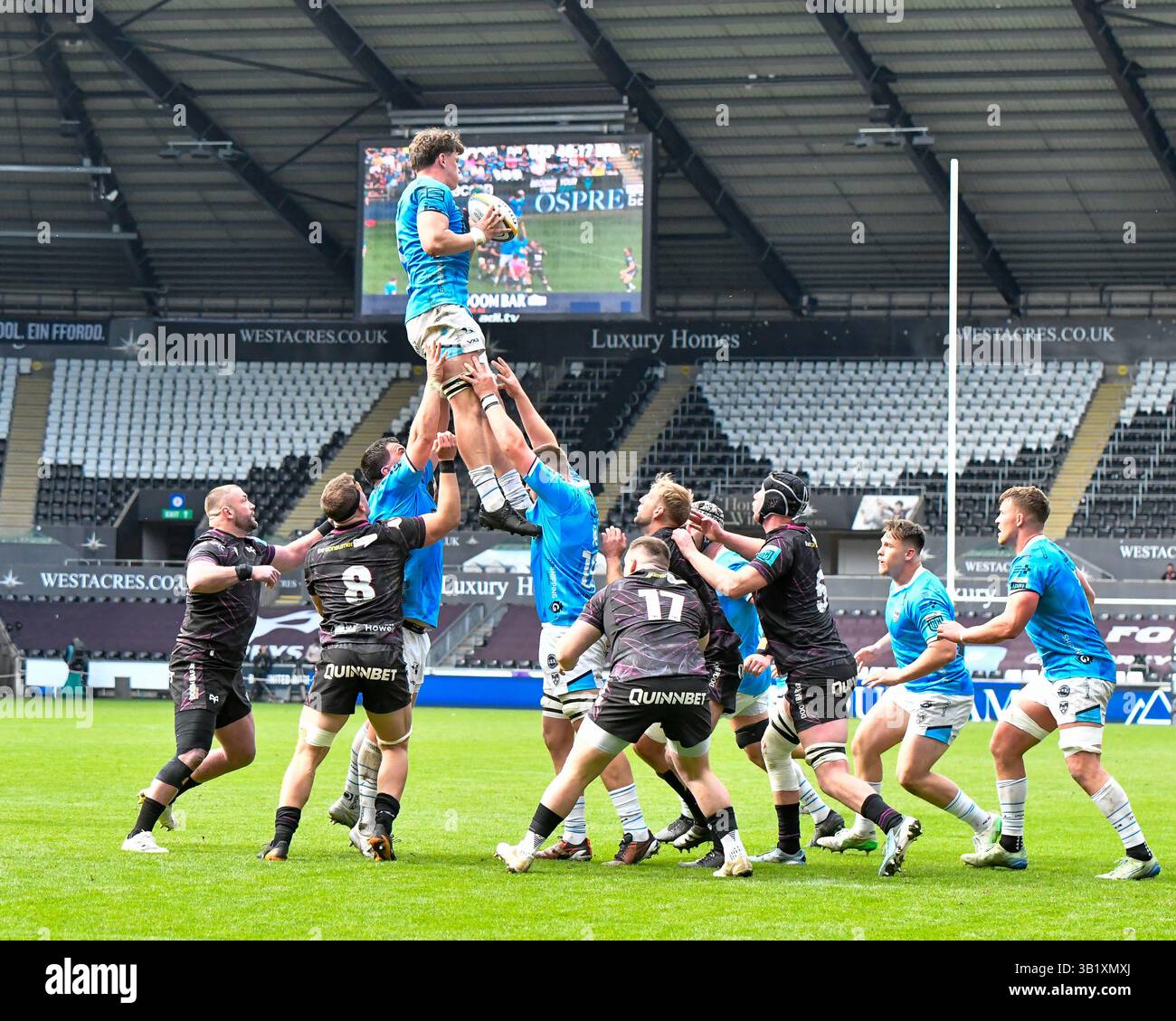 Swansea, Wales. 26 April 2025. Dragons RFC claim the lineout during the ...