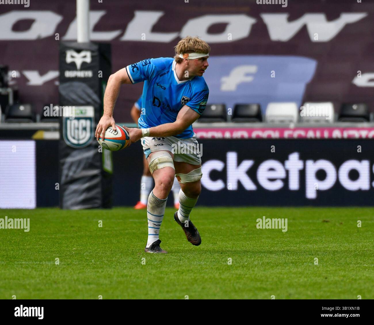 Swansea, Wales. 26 April 2025. Aaron Wainwright of Dragons RFC runs ...