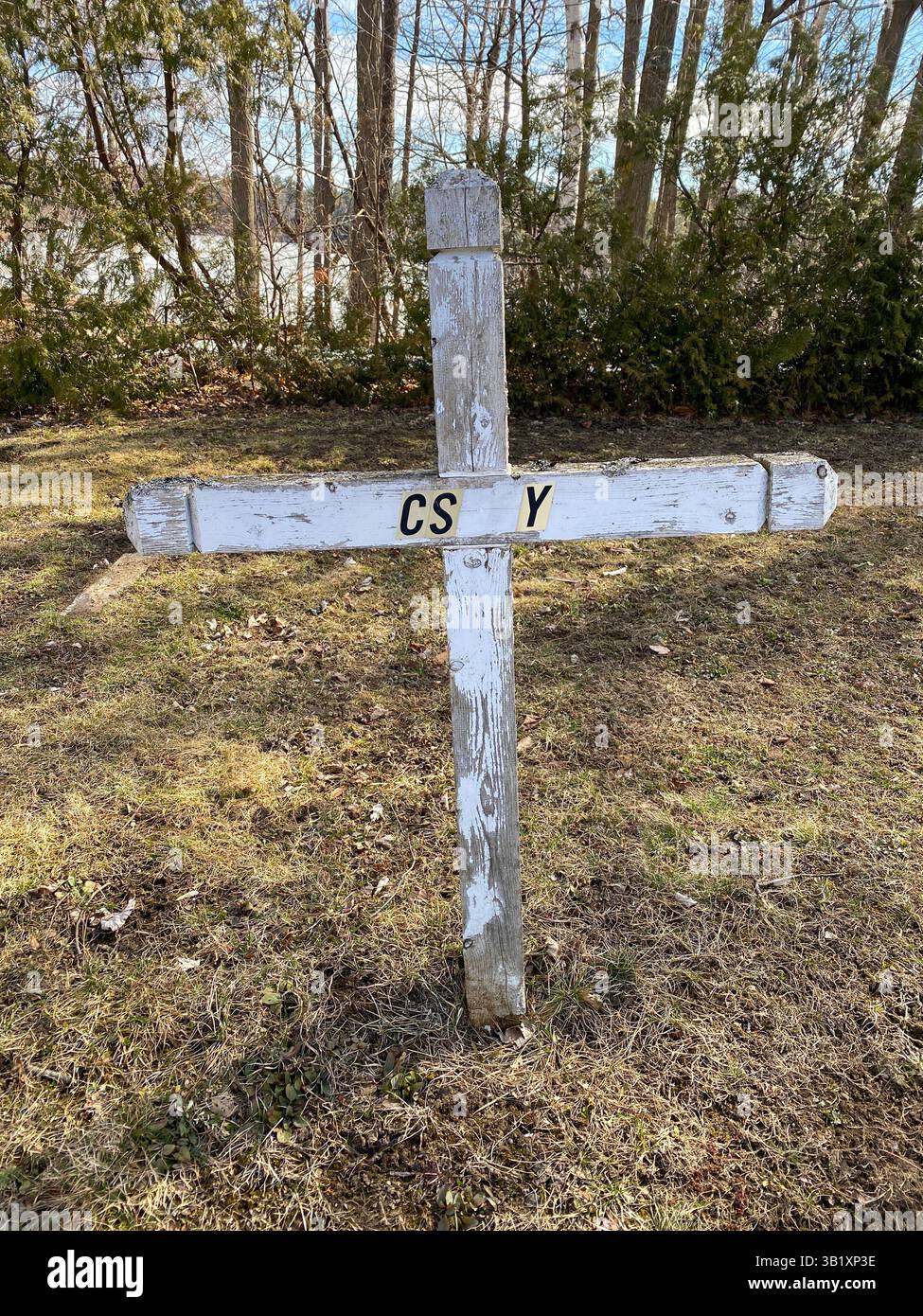 Burial plot marked with a wooden cross Stock Photo - Alamy