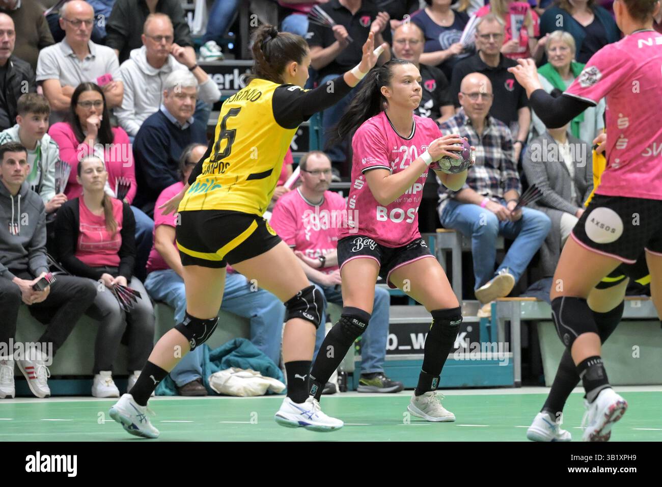 Metzingen, Deutschland. 26th Apr, 2025. Jana Scheib (TusSies Metzingen, #20) gegen Carmen Campos ...