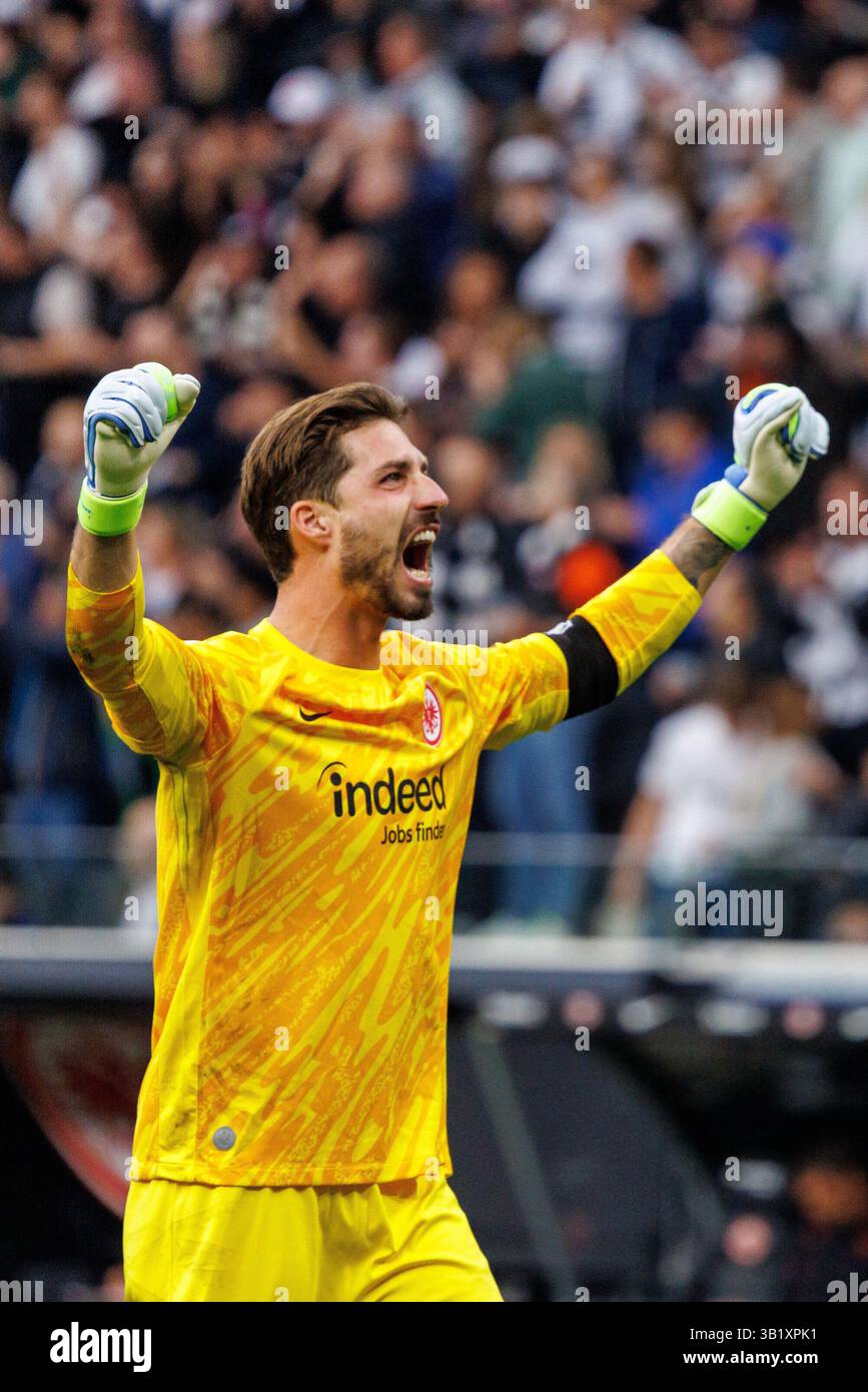 Frankfurt, Deutschland. 26th Apr, 2025. Kevin Trapp (Eintracht ...