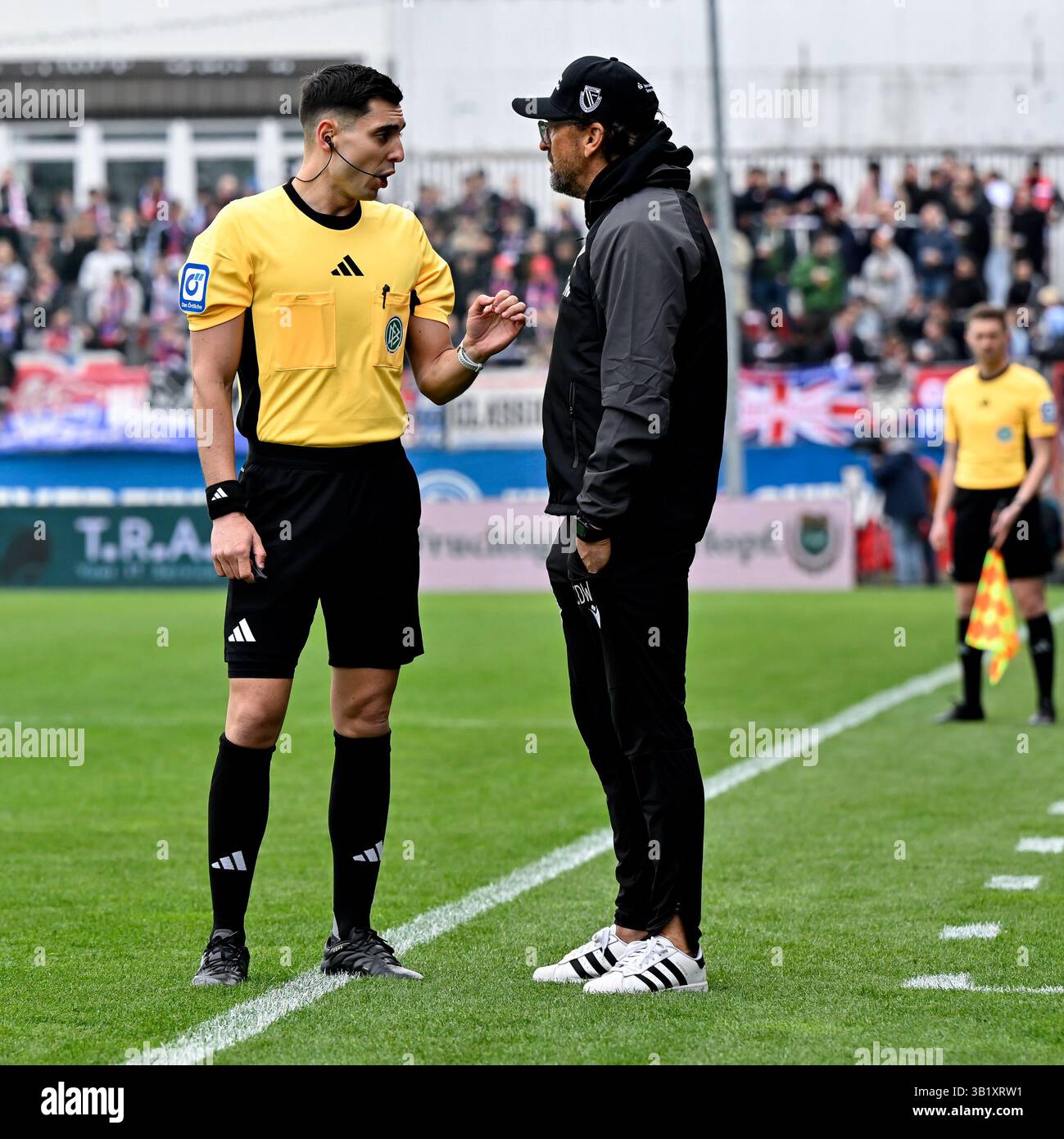 Unterhaching, Deutschland. 26th Apr, 2025. Timon Schulz (Schiedsrichter ...
