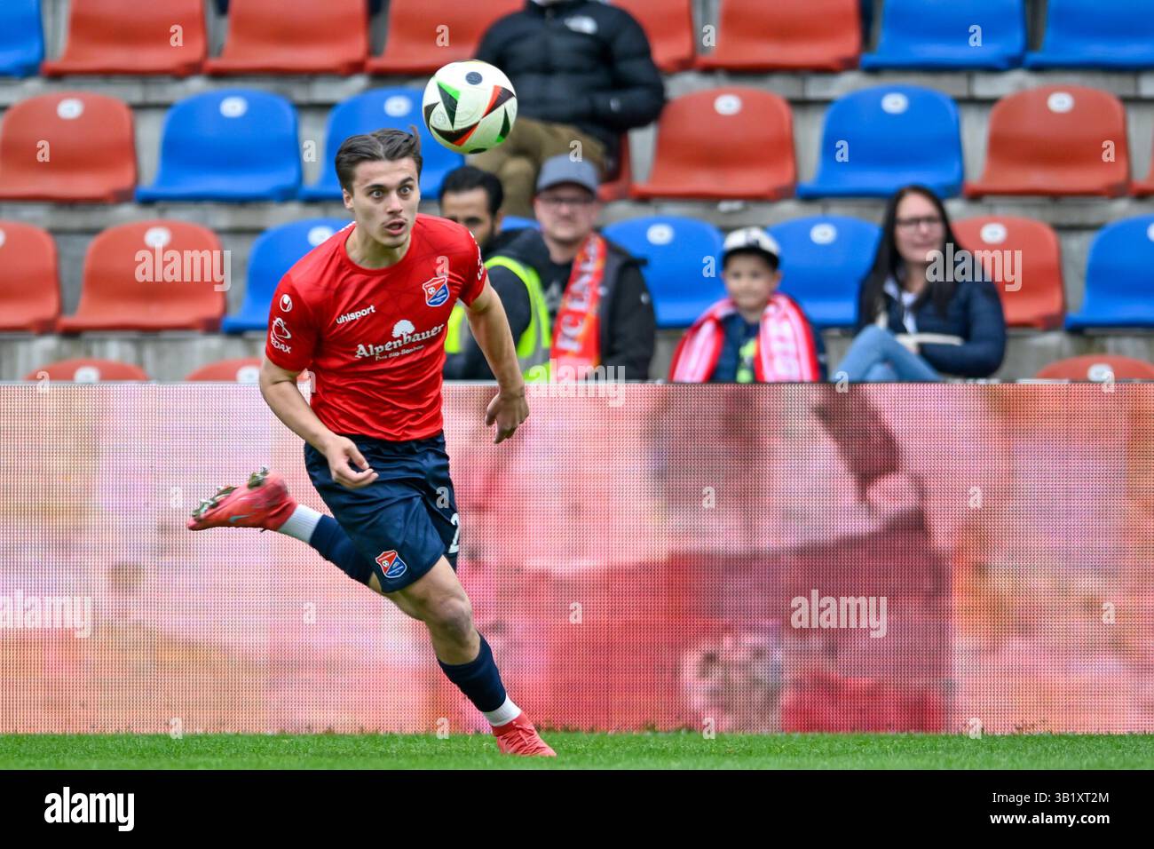 Unterhaching, Deutschland. 26th Apr, 2025. Leander Nicolas Popp ...
