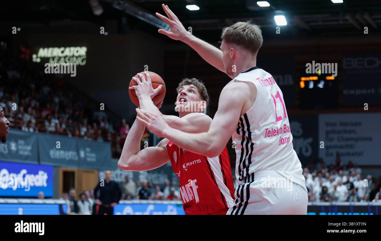 Im Bild: v.li. Hannes Steinbach (Wuerzburg Baskets, 7) am Ball gegen ...