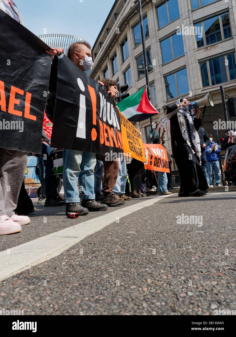 Pro-Palestine march blocks London Bridge Saturday, 26 April Stock Photo ...