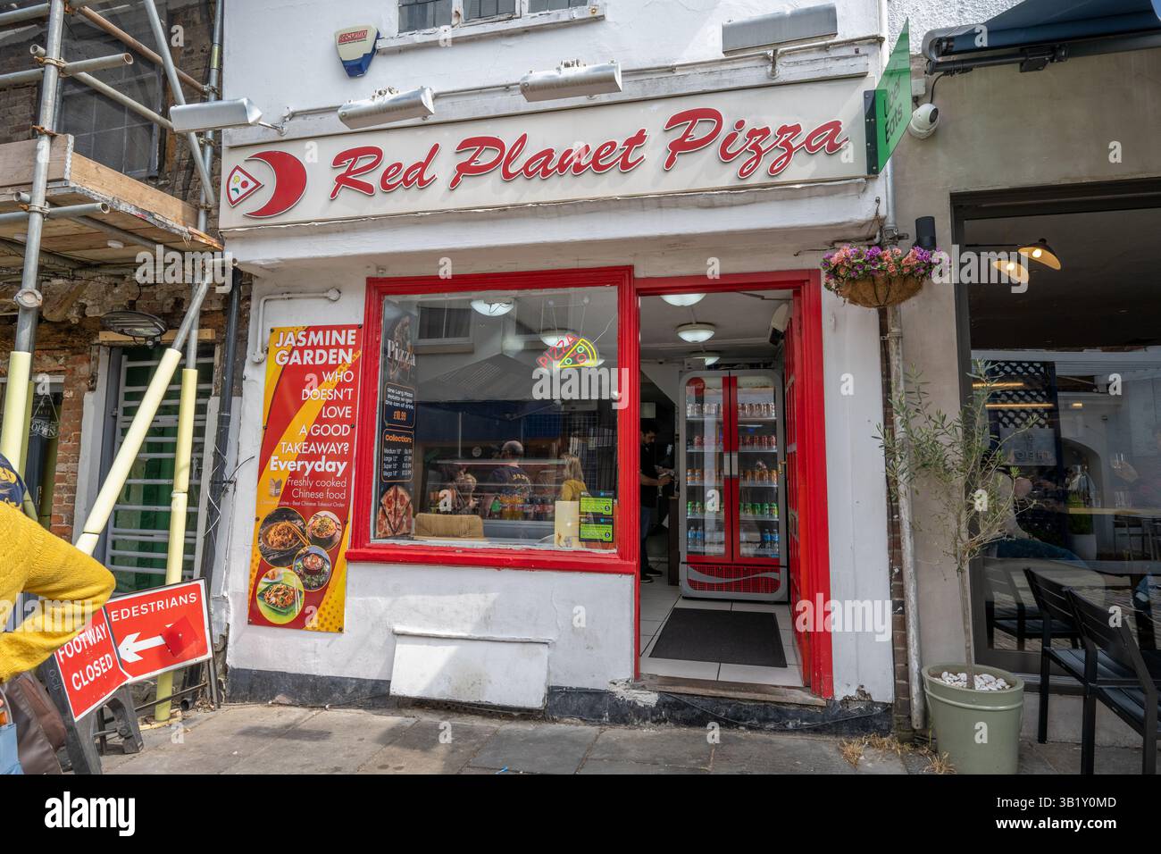Night pizza delivery hi-res stock photography and images - Alamy