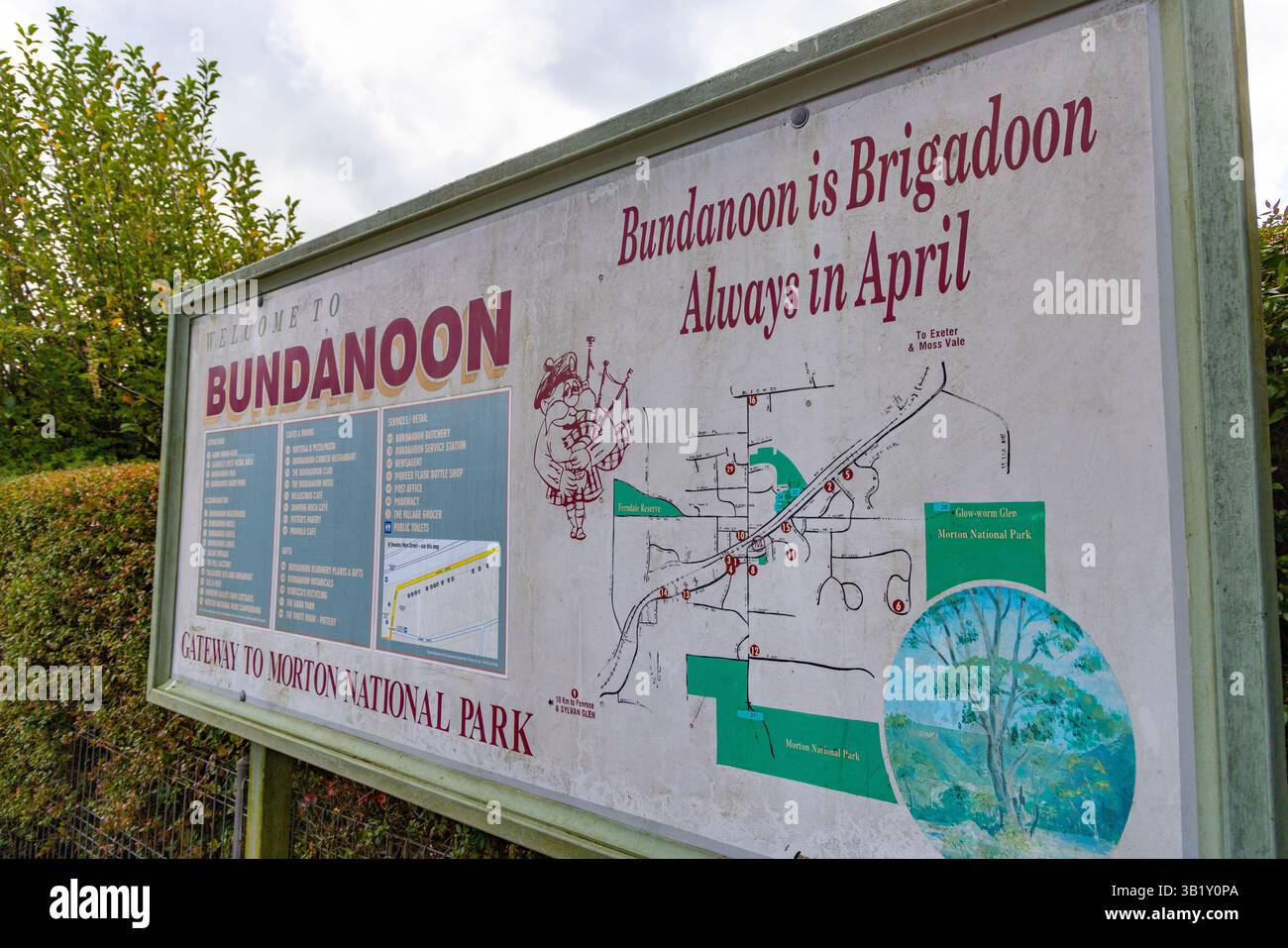 Bundanoon town centre and Welcome to Bundanoon sign, gateway to Morton ...