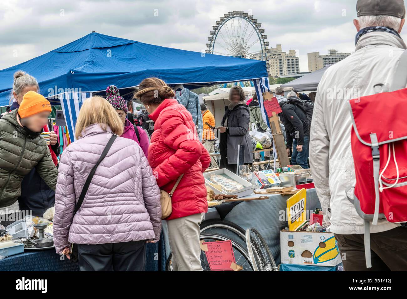 BRK Flohmarkt auf der Theresienwiese, Samstagnachmittag, München, 26 ...