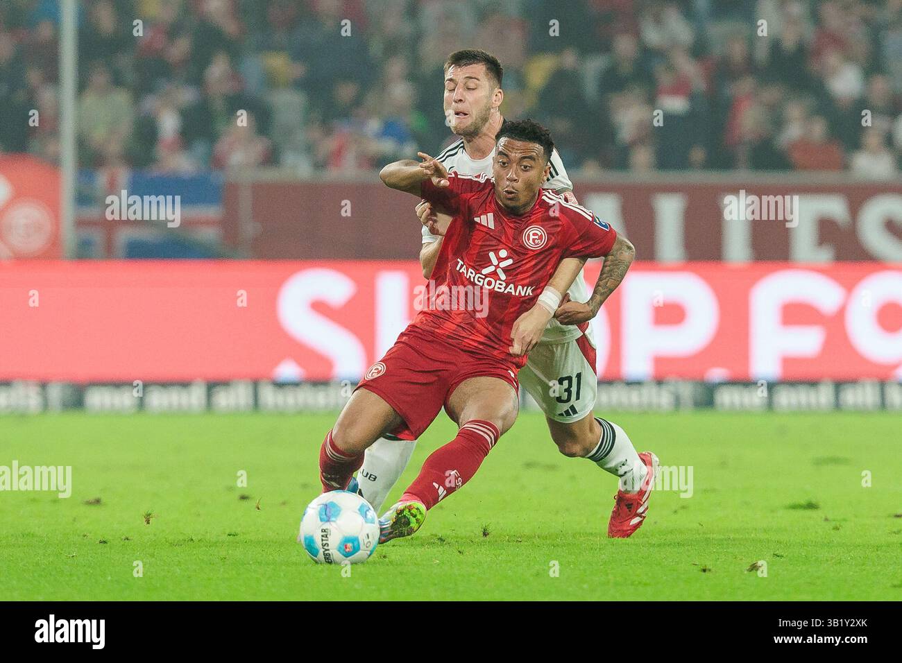 Zweikampf Robin Knoche (1. FC N?rnberg, 31), Myron van Brederode (Fortuna D?sseldorf, 10) 2 ...