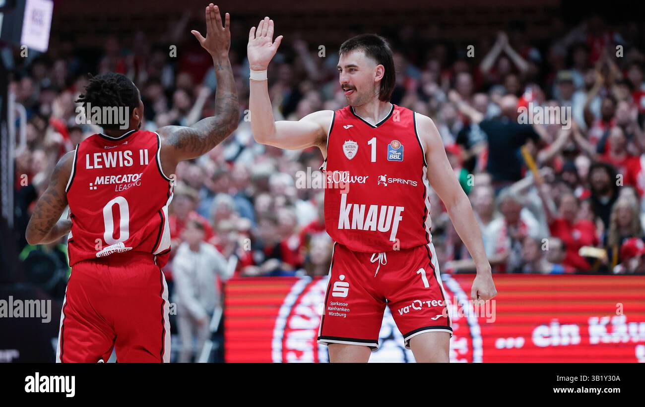 Im Bild: v.li. Mike Lewis II (Wuerzburg Baskets, 0) und Zachary Seljaas ...