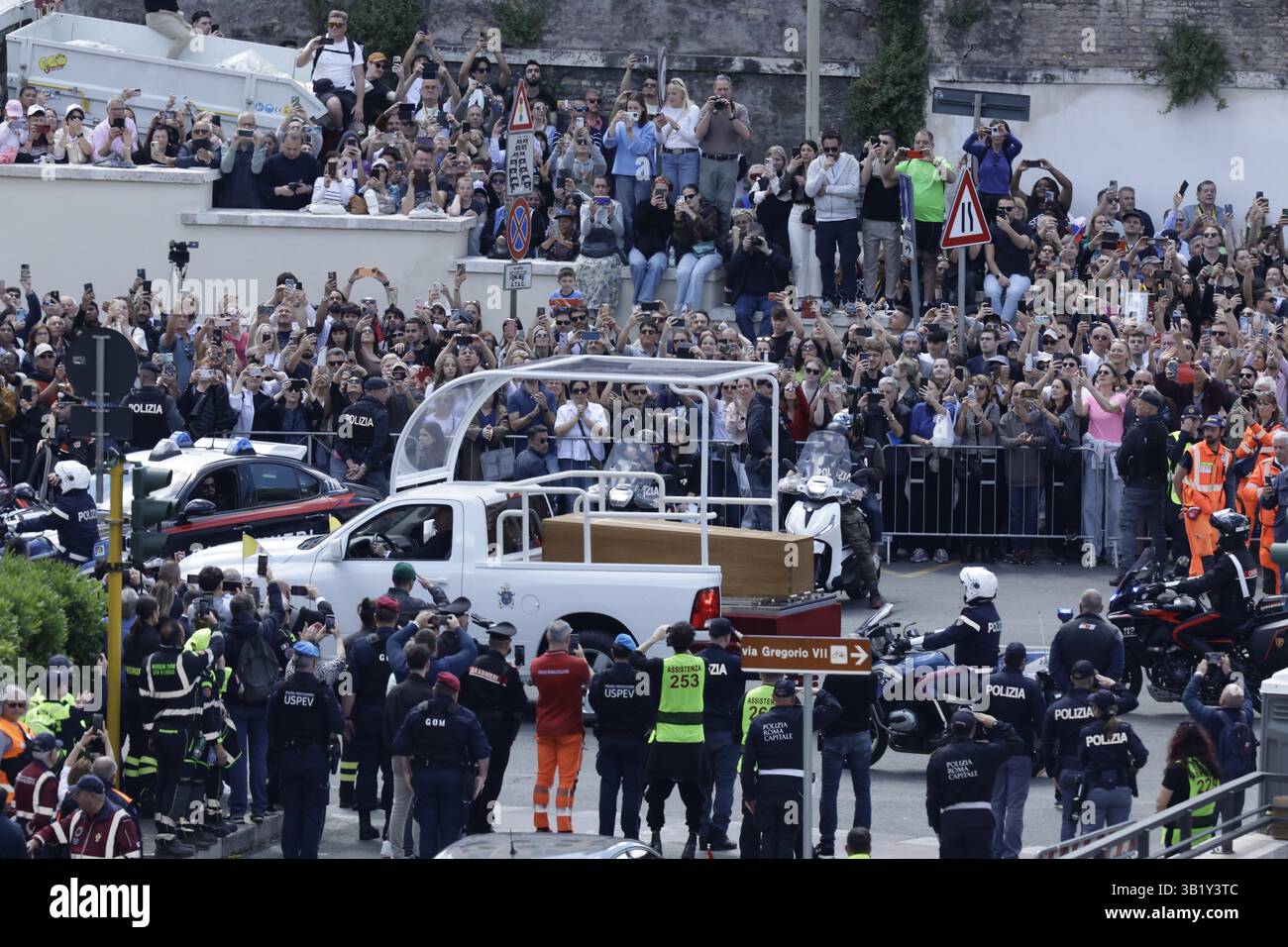 Roma, Italy. 26th Apr, 2025. Italy, march 29 st 2024: Funeral of Pope ...