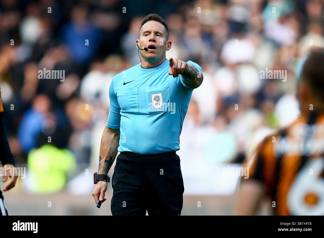 MKM Stadium, Hull, England - 26th April 2025 Referee Stephen Martin ...
