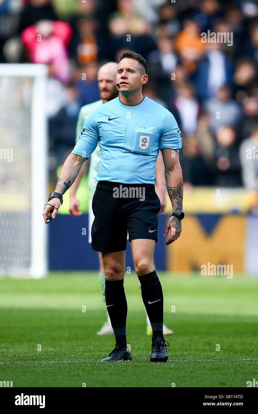 MKM Stadium, Hull, England - 26th April 2025 Referee Stephen Martin ...