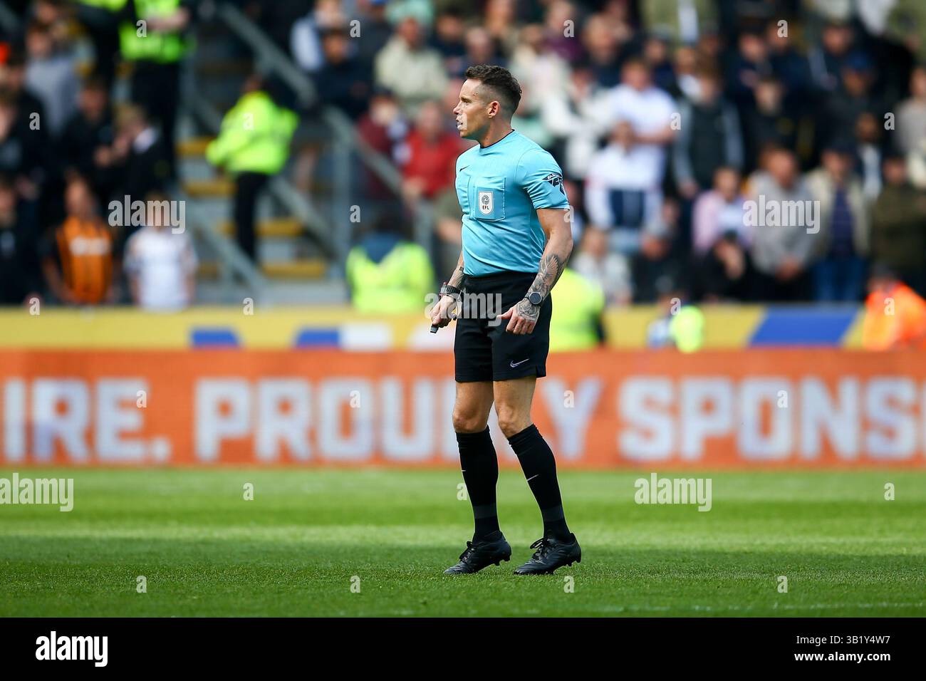 MKM Stadium, Hull, England - 26th April 2025 Referee Stephen Martin ...