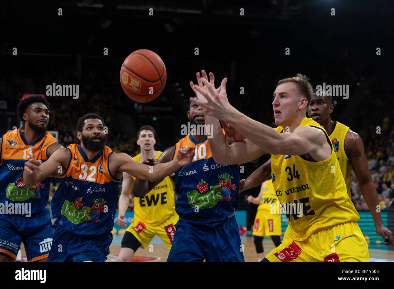 26.04.2025, EWE Arena, Oldenburg, GER, easy Credit-BBL, EWE Baskets ...